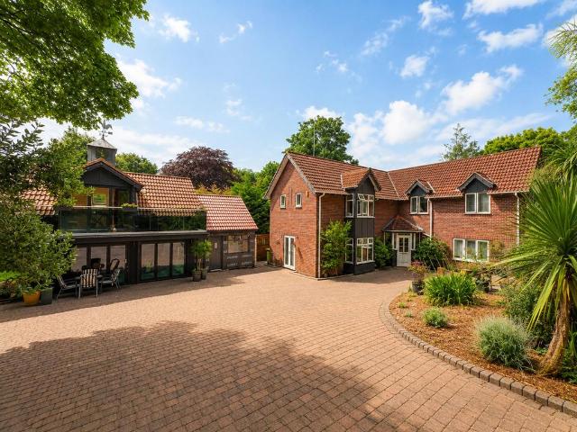 5 bedroom detached house for sale