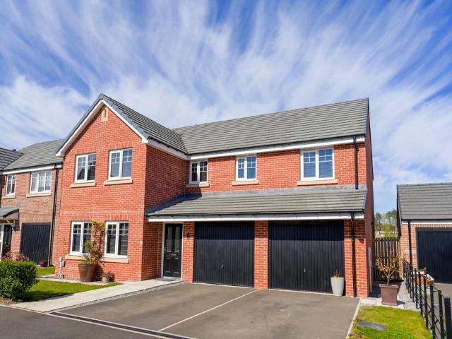 5 bedroom detached house for sale