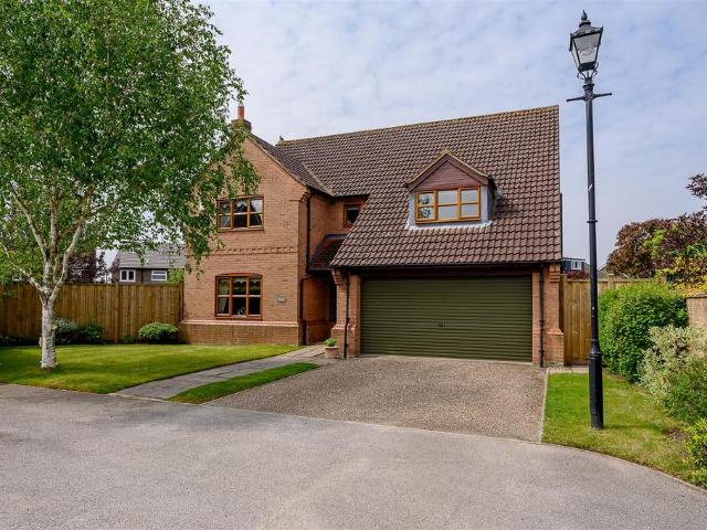 5 bedroom detached house for sale