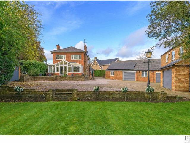 5 bedroom detached house for sale