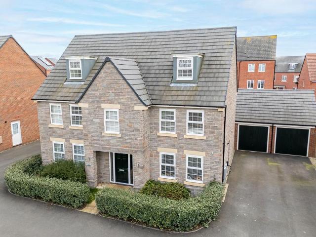5 bedroom detached house for sale