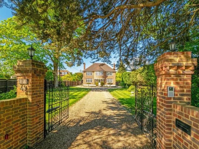 5 bedroom detached house for sale