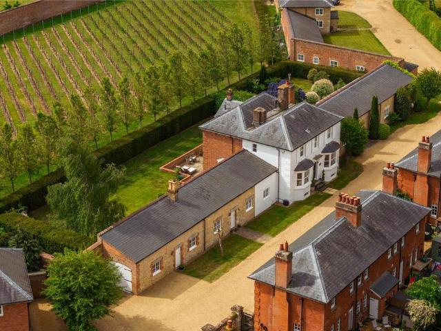5 bedroom detached house for sale