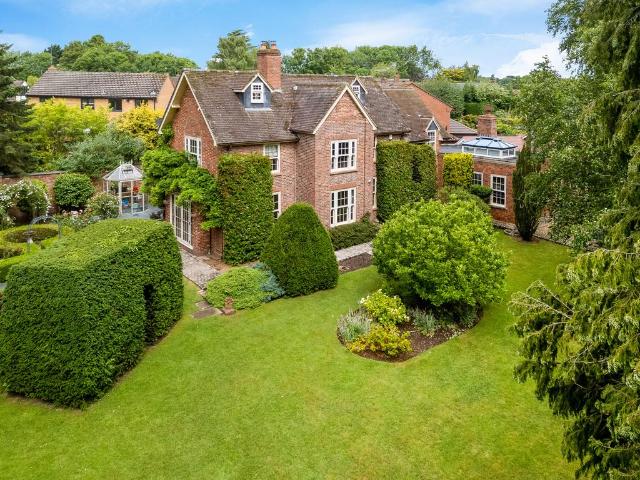 5 bedroom detached house for sale