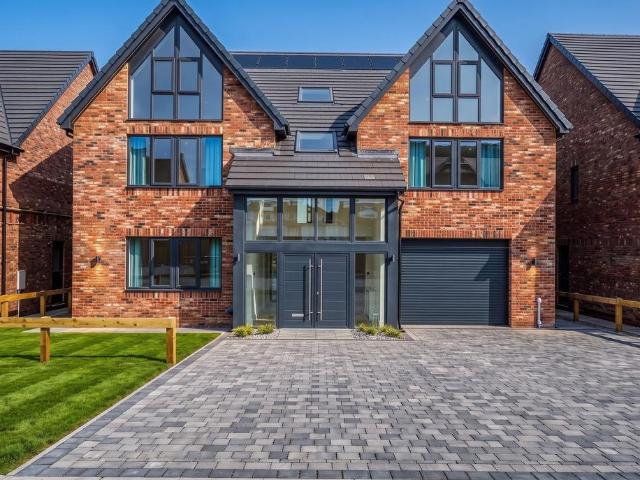 5 bedroom detached house for sale