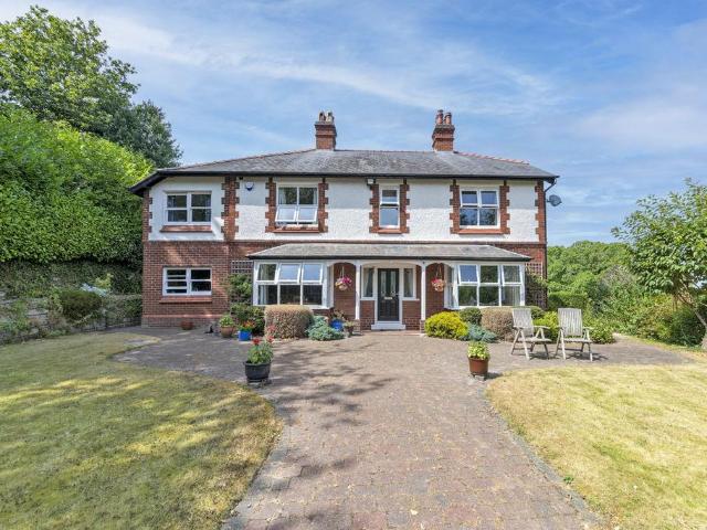 5 bedroom detached house for sale