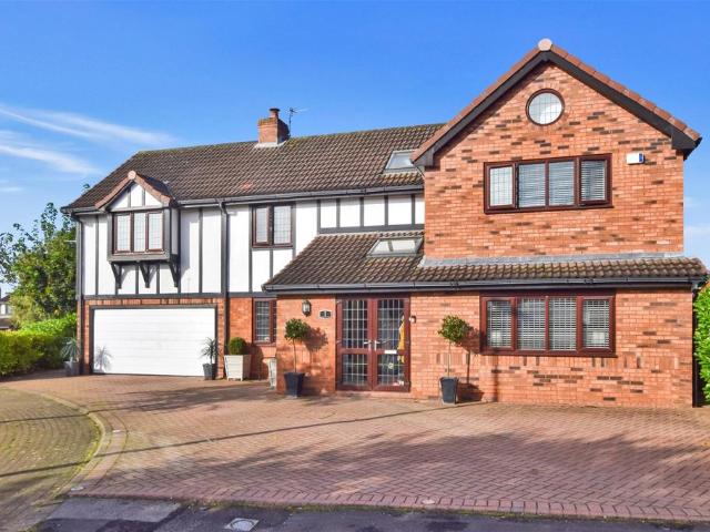 5 bedroom detached house for sale