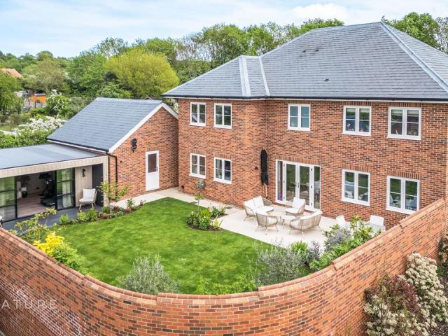 5 bedroom detached house for sale
