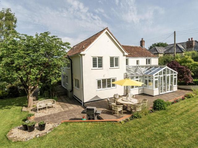5 bedroom detached house for sale