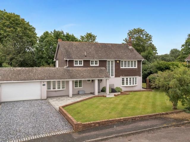 5 bedroom detached house for sale
