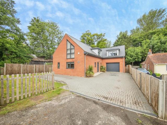 5 bedroom detached house for sale
