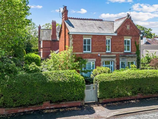 5 bedroom detached house for sale