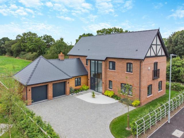 5 bedroom detached house for sale