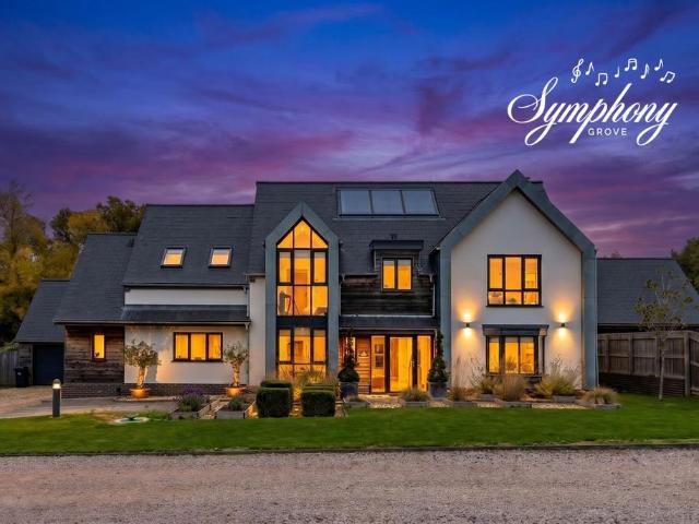 5 bedroom detached house for sale