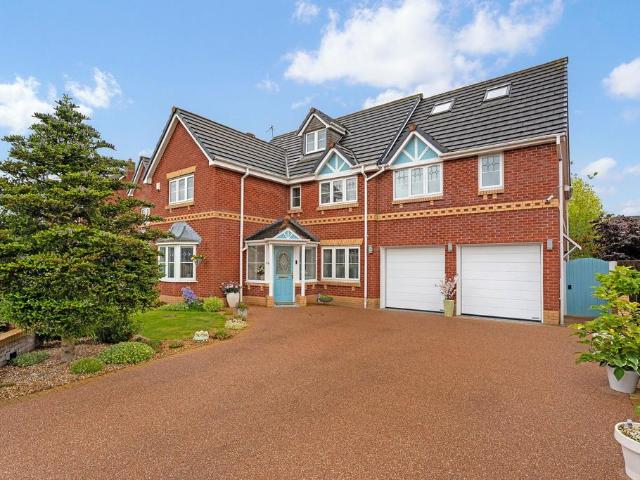 5 bedroom detached house for sale
