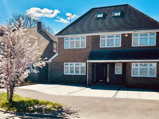 5 bedroom detached house for sale