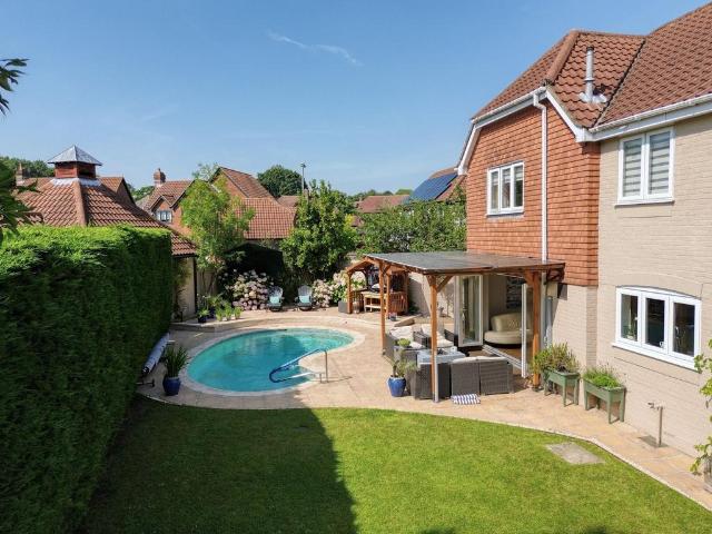 5 bedroom detached house for sale