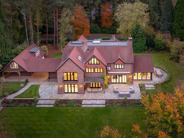 5 bedroom detached house for sale