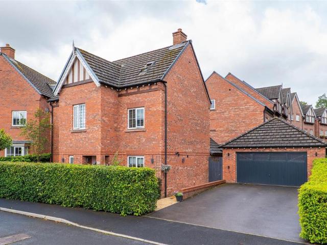 5 bedroom detached house for sale