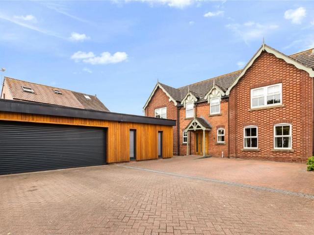 5 bedroom detached house for sale
