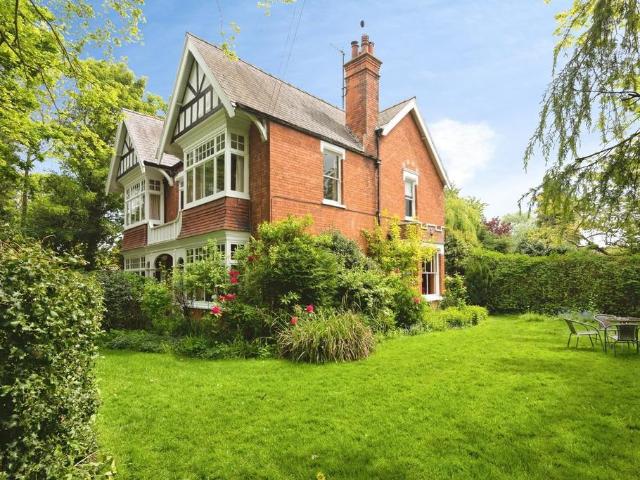5 bedroom detached house for sale