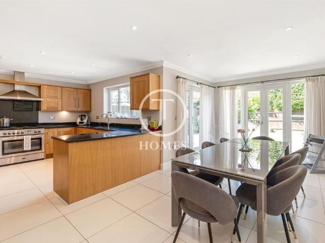 5 bedroom detached house for sale
