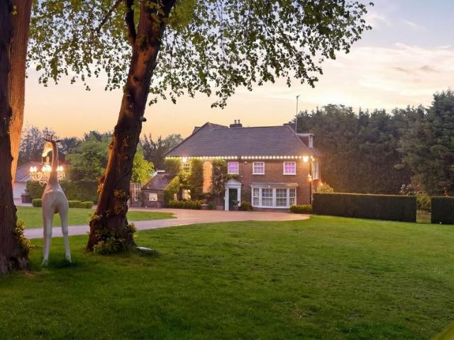 5 bedroom detached house for sale