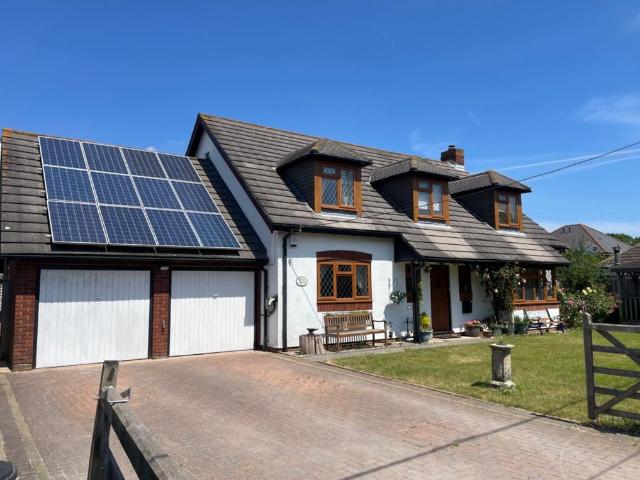 5 bedroom detached house for sale