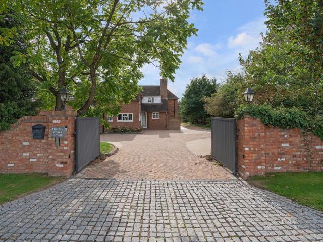 5 bedroom detached house for sale