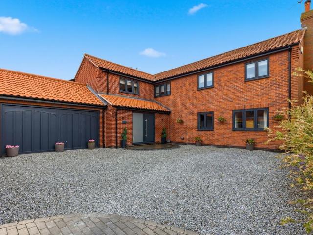 5 bedroom detached house for sale
