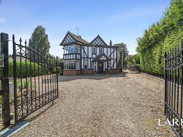 5 bedroom detached house for sale