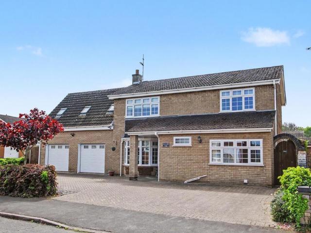 5 bedroom detached house for sale