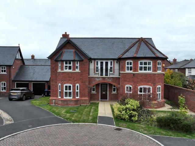 5 bedroom detached house for sale
