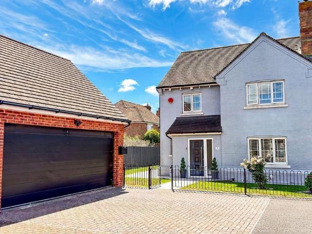 5 bedroom detached house for sale