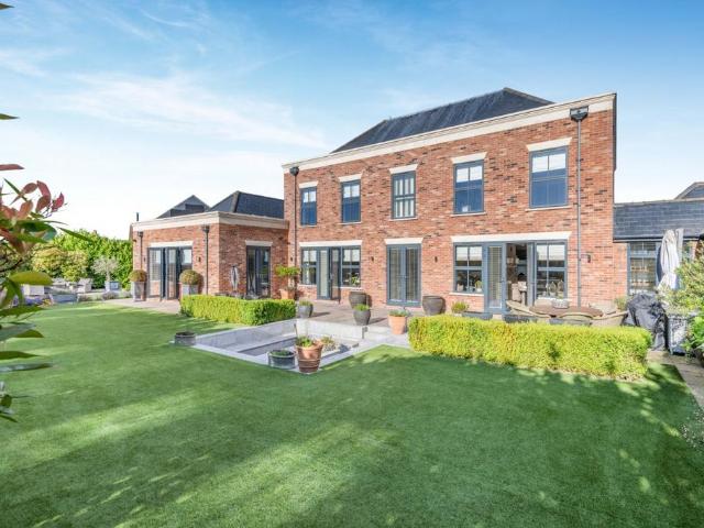 5 bedroom detached house for sale