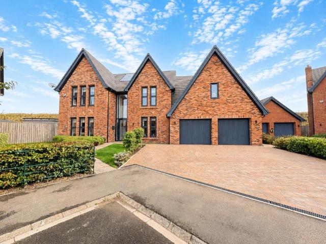 5 bedroom detached house for sale