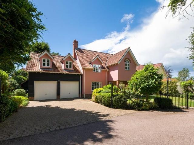 5 bedroom detached house for sale