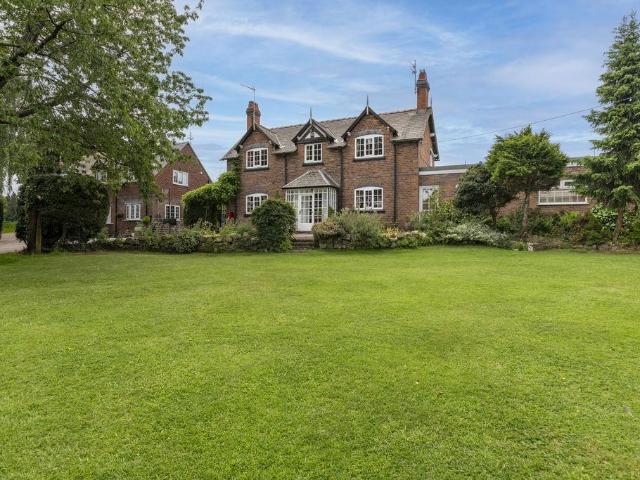 5 bedroom detached house for sale