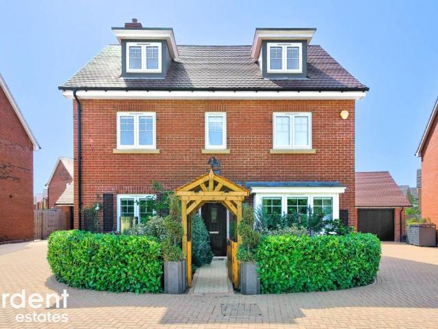 5 bedroom detached house for sale