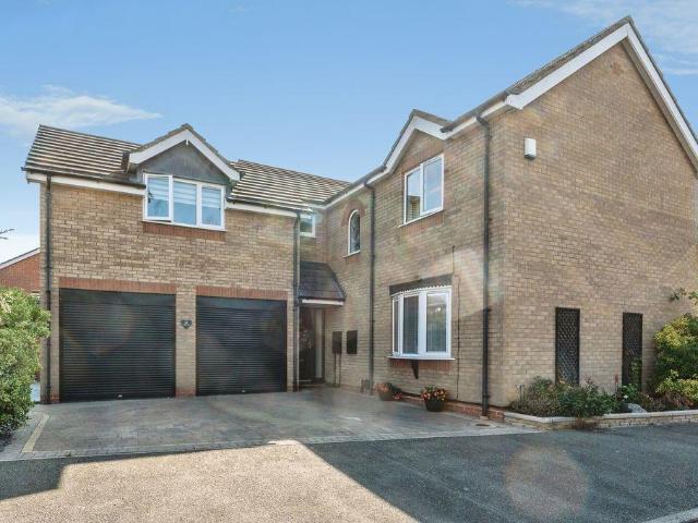 5 bedroom detached house for sale
