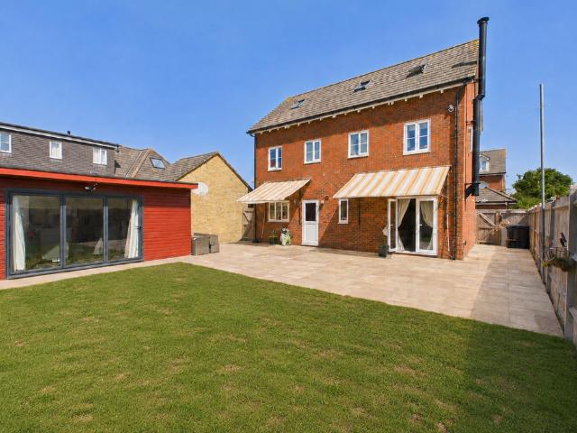 5 bedroom detached house for sale