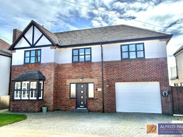 5 bedroom detached house for sale