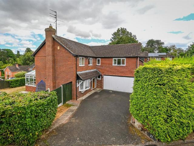 5 bedroom detached house for sale