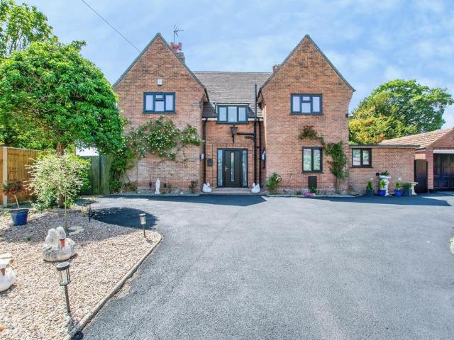 5 bedroom detached house for sale