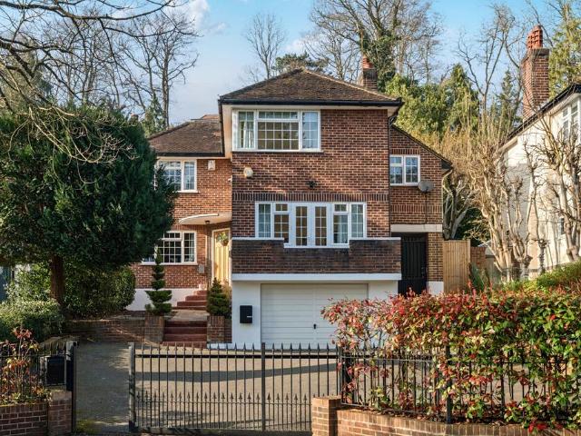 5 bedroom detached house for sale