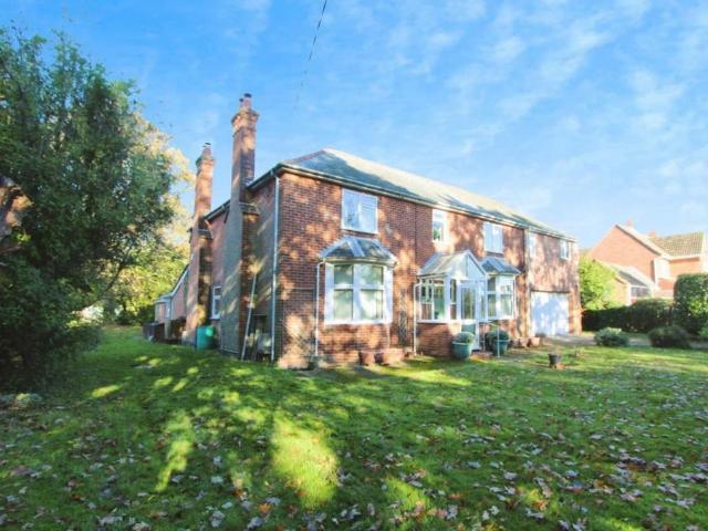5 bedroom detached house for sale