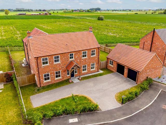 5 bedroom detached house for sale