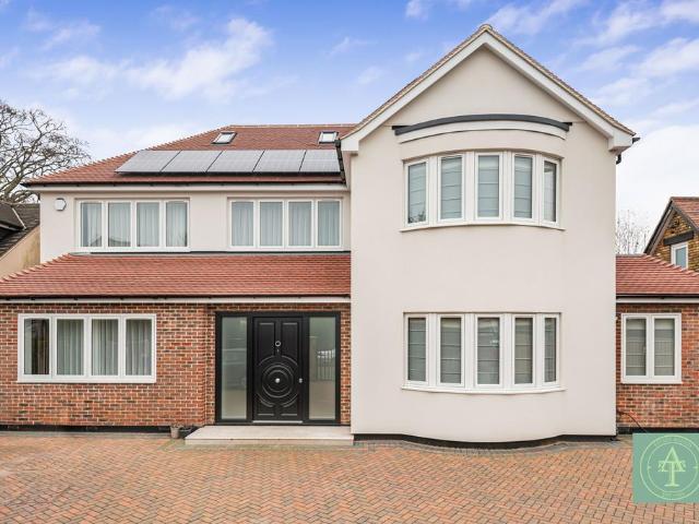 5 bedroom detached house for sale