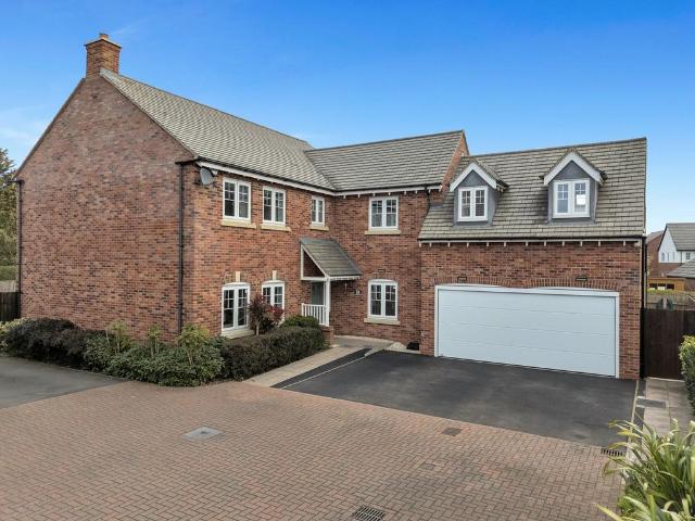5 bedroom detached house for sale