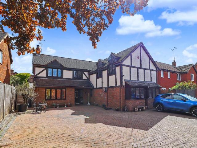 5 bedroom detached house for sale